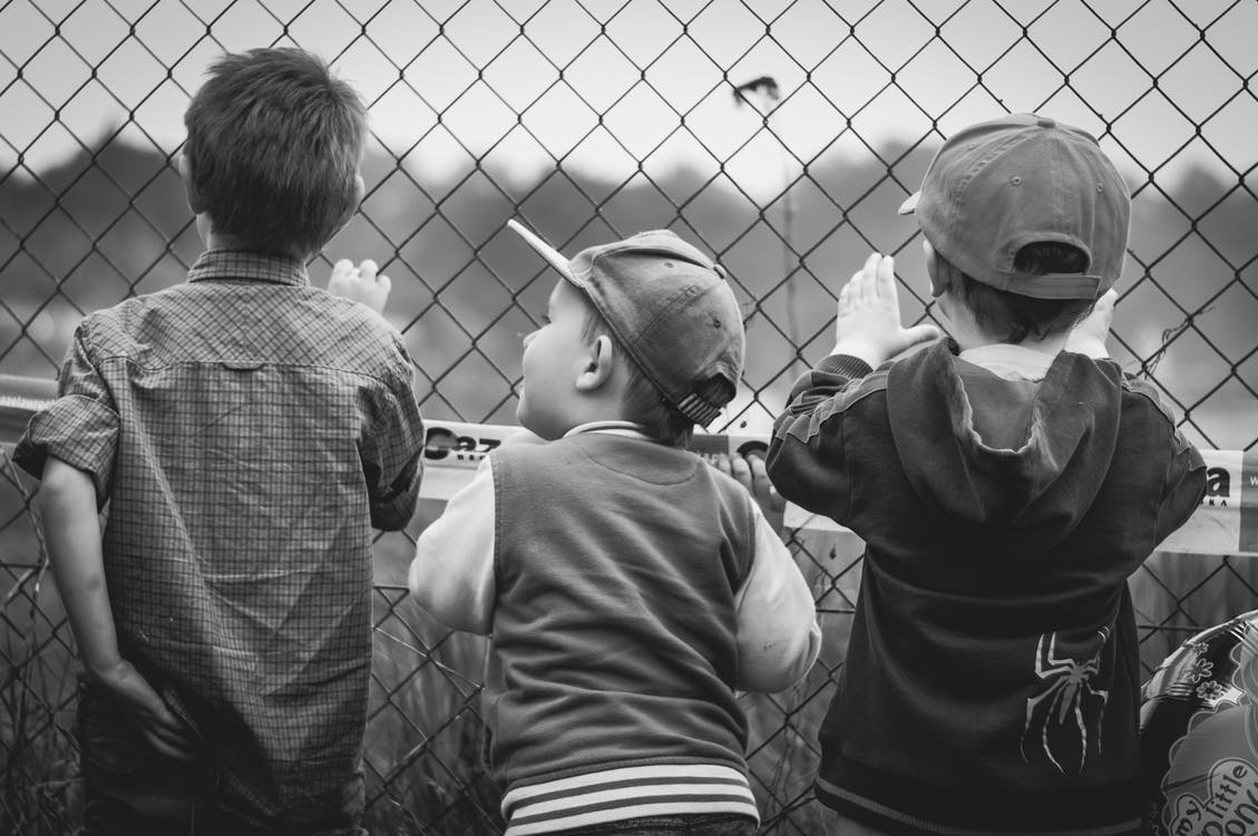 „Chłopacy”, „chłopaki” czy „chłopcy” – jak jest poprawnie? : eKorekta24